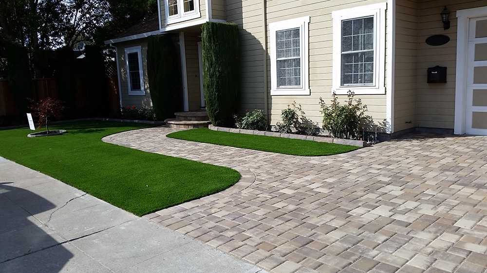 Monterey Synthetic Lawn | Black Diamond Paver Stones & Landscape